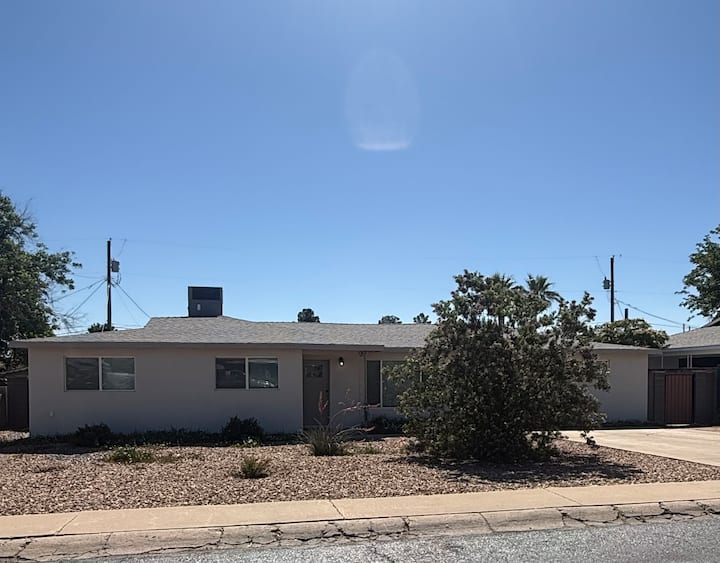 Newly Remodeled W/ Self Check-in - Safford, AZ