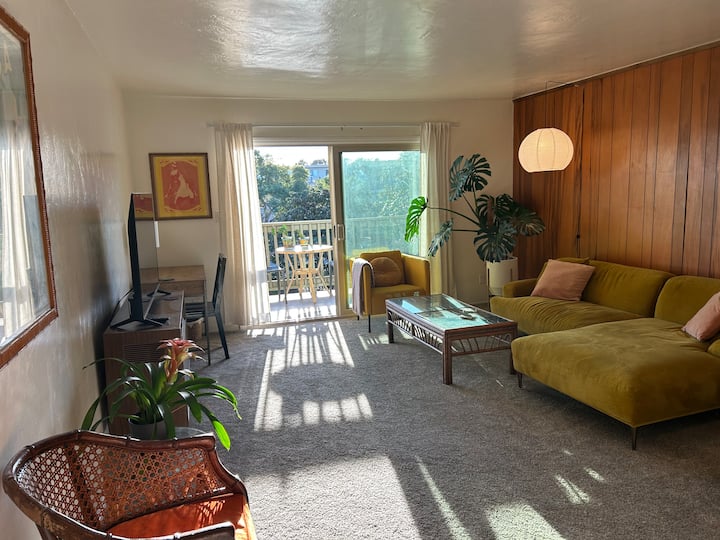 Tiki Beach Condo; King Bed, Parking, Balcony, Pool - San Diego, CA