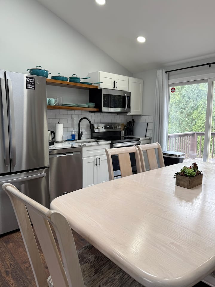 King + Queen Beds • Near Kalahari • 75-inch Tv - Tannersville, PA