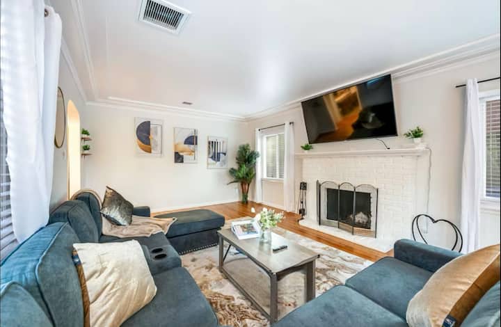 Cozy Pool Home Spacious & Fun! - Jurupa Valley, CA