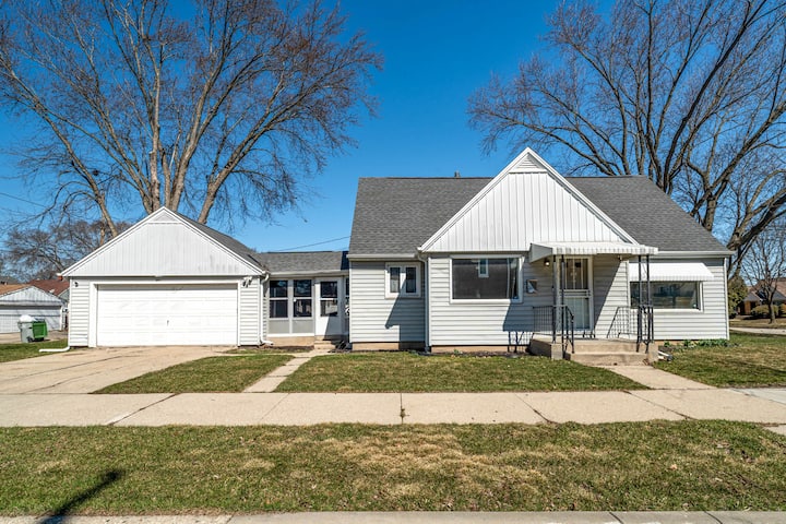 7 Mi To Lake Michigan: Milwaukee Vacation Rental - Milwaukee, WI