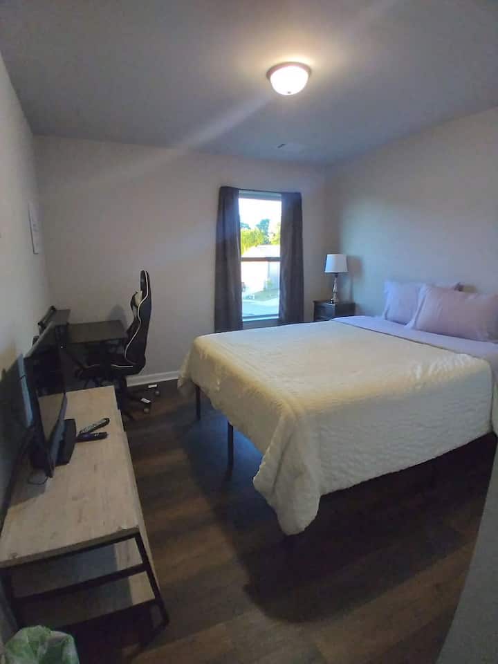 1 Queen Bed, Private Detached Bath, 1pm Checkout - Gainesville, GA