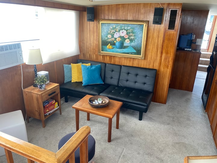 Lola & Jiji - Houseboat Hotel - Cranston, RI