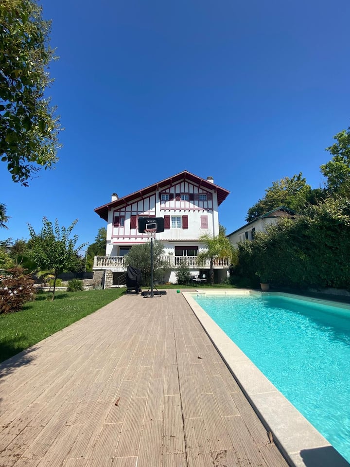 ÉLégante Demeure Basque Avec Piscine Chauffée - Anglet