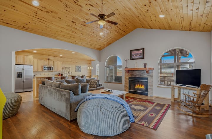 Gorgeous 3/2 Frplc Frpit Hot Tub Grt Loctn Nice!