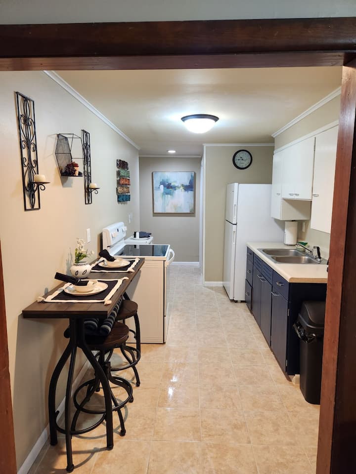 1 Bedroom 1st Floor Private Apt - Dubuque, IA