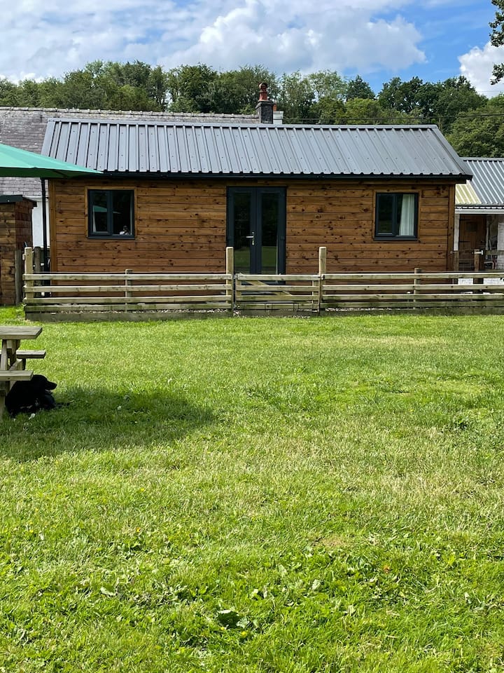 Cabin In Brecon Beacons National Park
Sleeps 4/5 - Llandovery