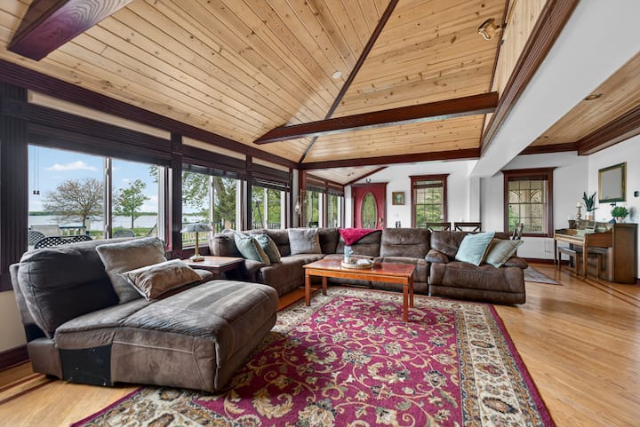 The April Inn - A Victorian Waterfront Retreat - Fox Lake, IL
