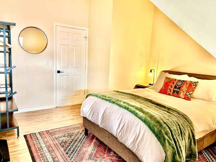 Modern Unique 2 Level Stone Home W Mt Shasta View! - Mount Shasta, CA