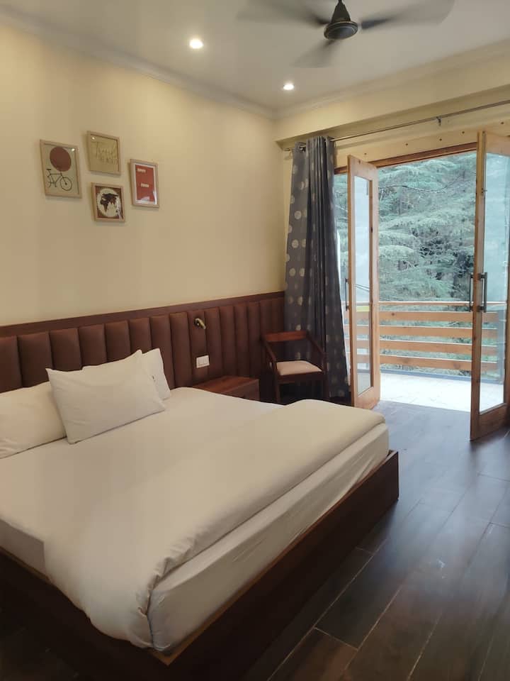 Backyard Forest & Mountain View | Private Balcony - Kasol