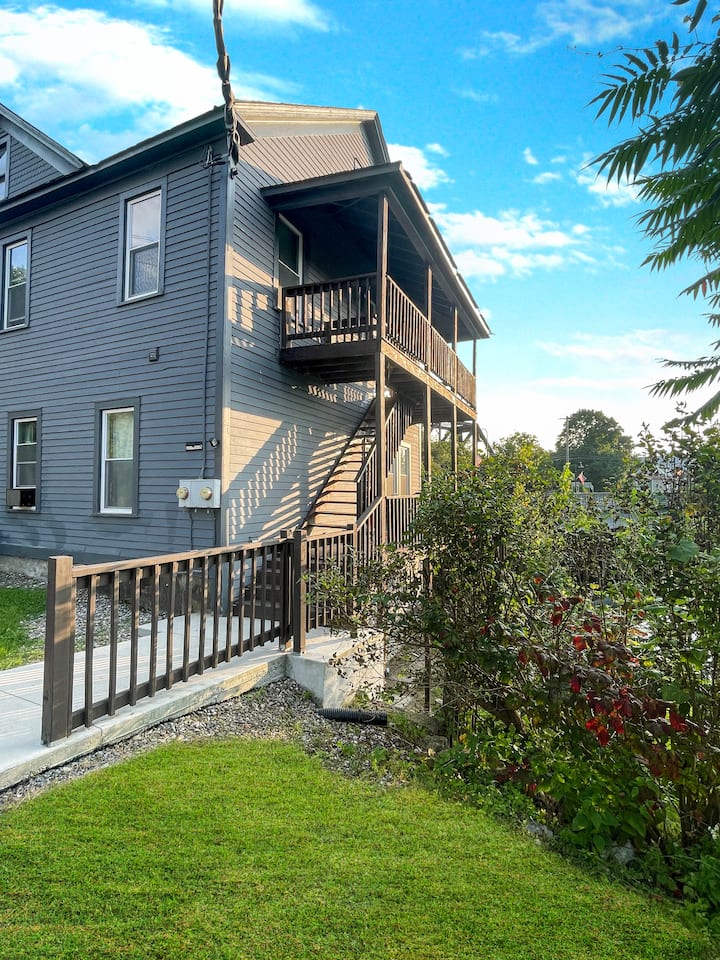 The River House: Modern-charm In Greenwich - Greenwich, NY