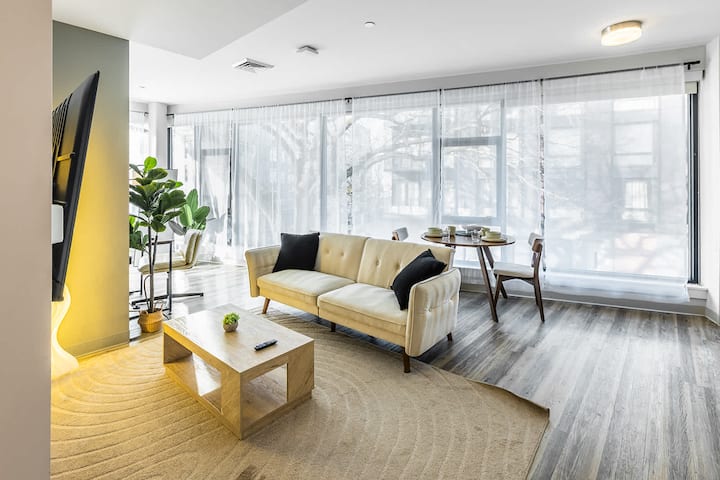 The Holmes : Chic • Sun-soaked • W/d - Newton, MA