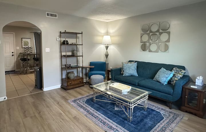 Washer/dryer, Smart Tv, Desk, Blackout Shades - Hickory, NC