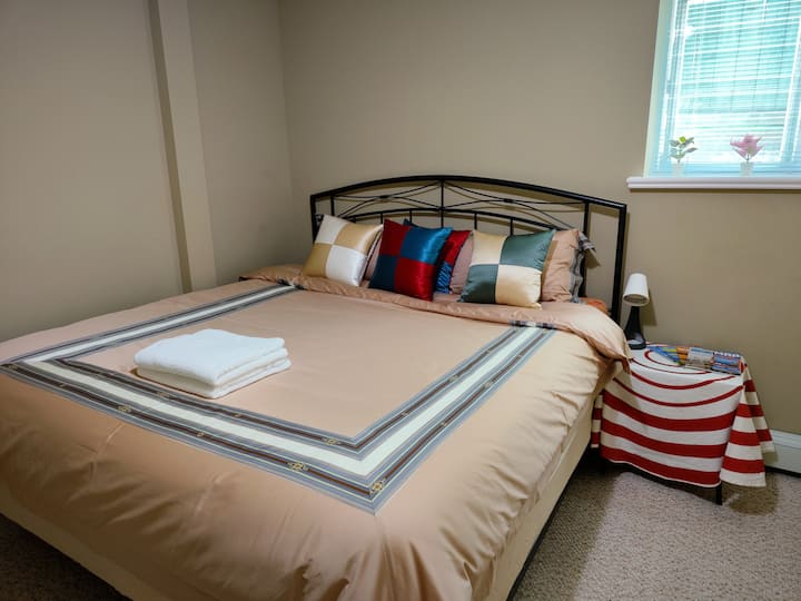 D2 Quiet Room Superhost | 3+ Nights | Weekly Deal - Port Moody