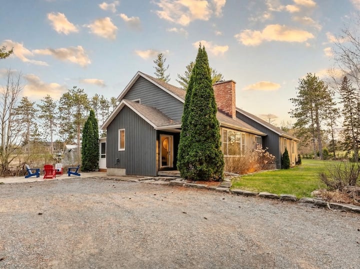 Pigeon Lake Family Retreat: Beach & Resort Access - Bobcaygeon