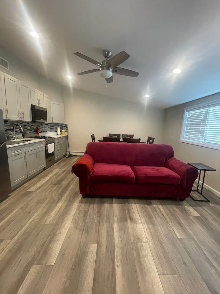 Private Apartment. 1 Min To The 135 - Massapequa, NY