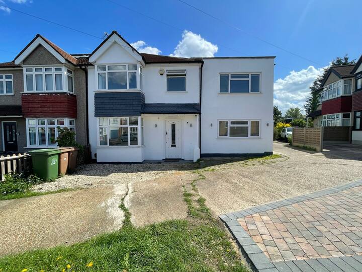 5 Bedroom Home With Sunny Garden - Epsom