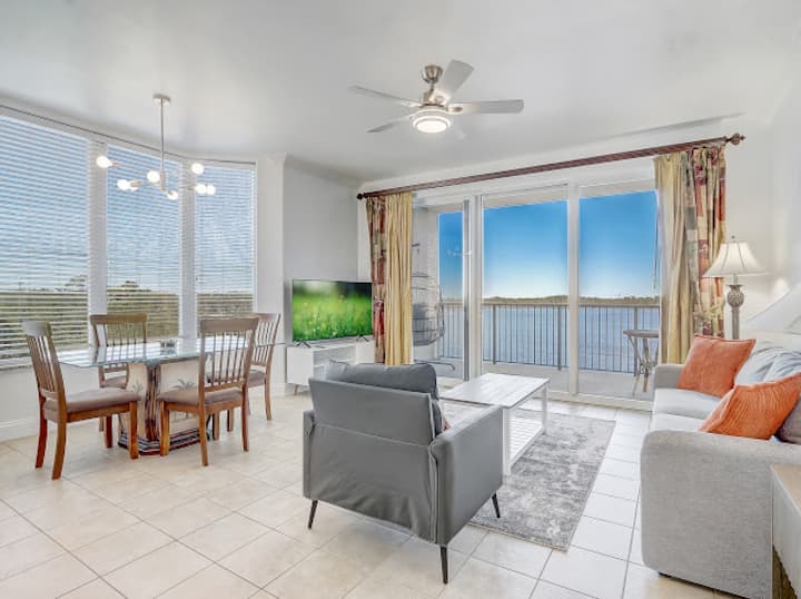 Newly Renovated! 2-bedroom Stunning Lakeview - Lake Buena Vista, FL
