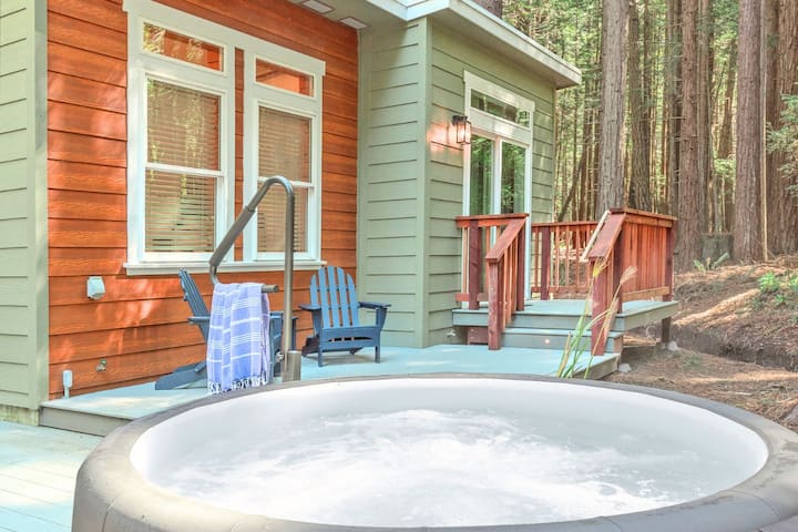 Couples Hideaway Among Redwoods | Close To Village - Mendocino, CA
