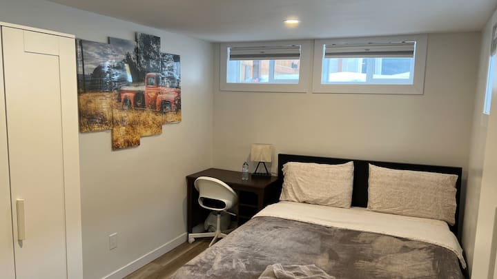 #5 (5* Room) Parisian Nights {6 Kms 4m Airport} - Winnipeg