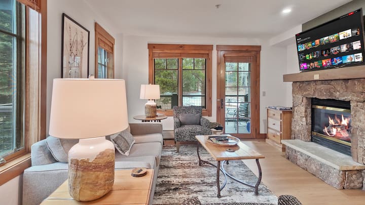 Spacious Pool View Ski-in 2br - Walk To Gondola - Breckenridge, CO
