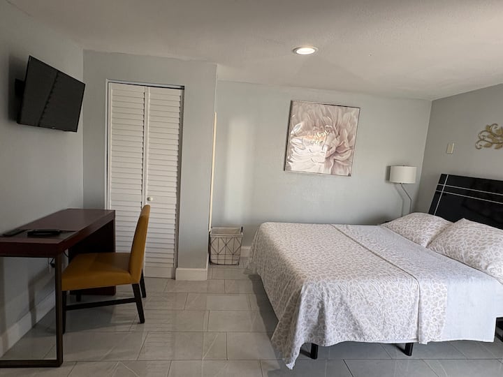 Villa Cashita, Private Accommodation, - Tampa, FL