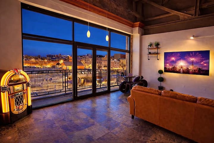 Mario Room Waterfront Downtown View Cedar Point! - Sandusky, OH