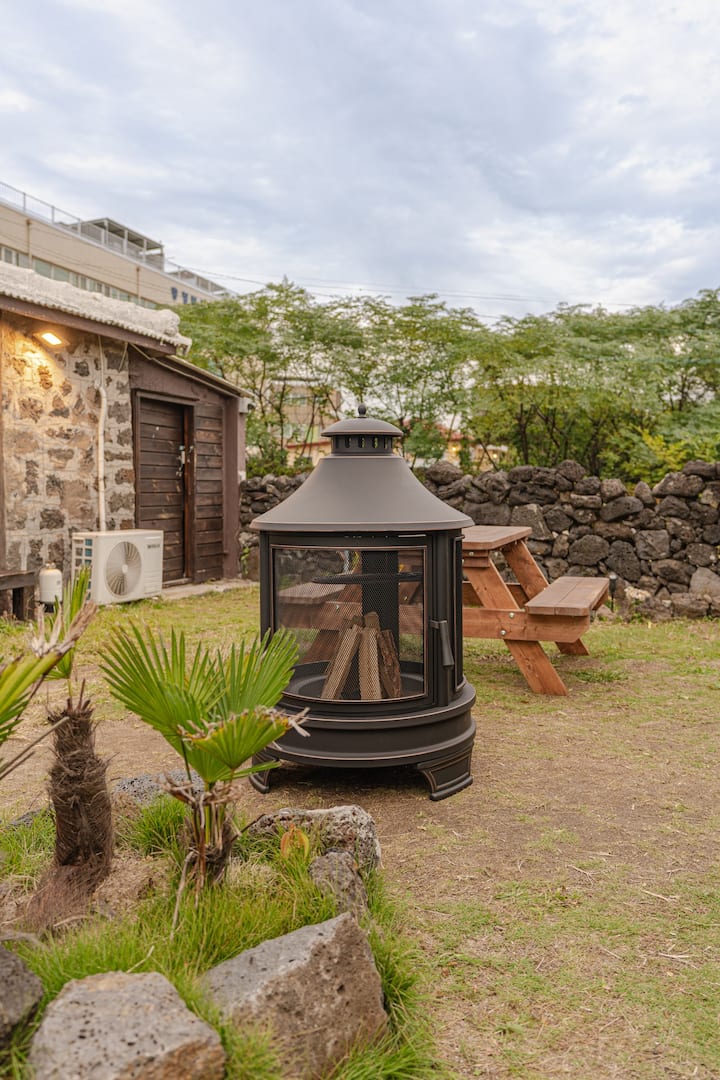 제주감성찐돌집/자쿠지온수풀무료Lp감성가득/마샬스피커/핸드드립커피/불멍바베큐/곽지해변도보2분 - Ciudad de Jeju