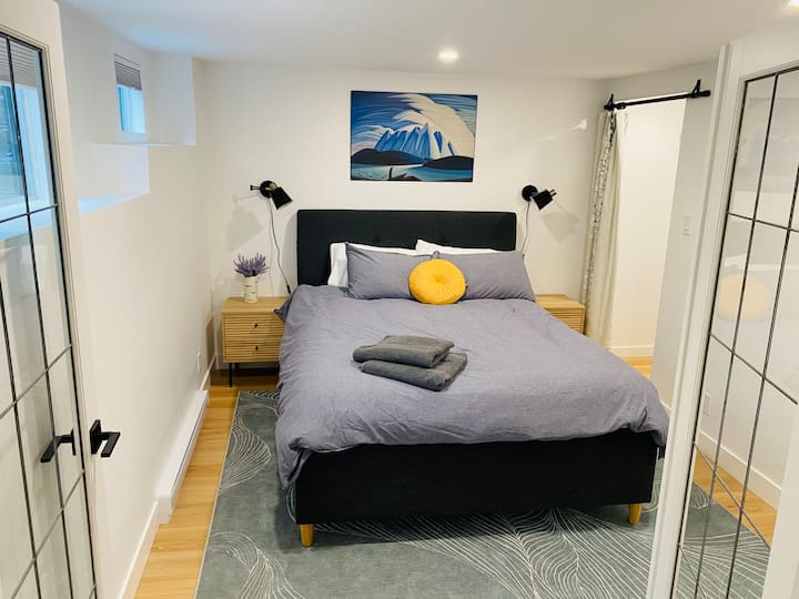 Sunflower Suite - North Vancouver