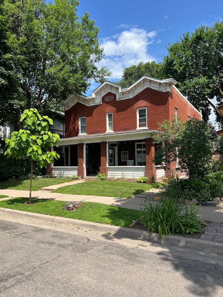 Ne Minneapolis Brick Beauty - Unit 3 - Minneapolis, MN