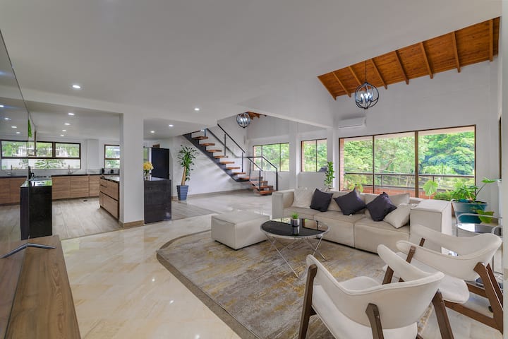 4 Bdrs Noise-free Provenza Penthouse Wit Ac - 