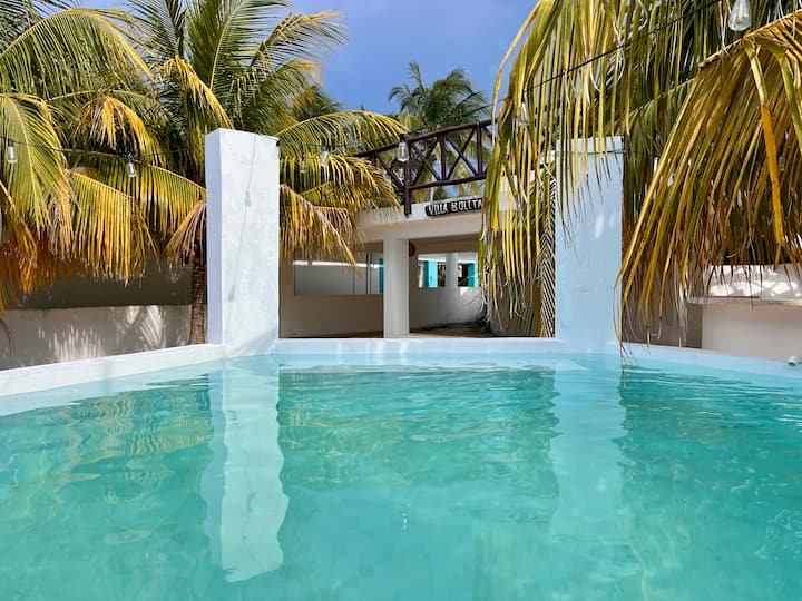 Igloo-style Retreat With Pool & Kayak Fun