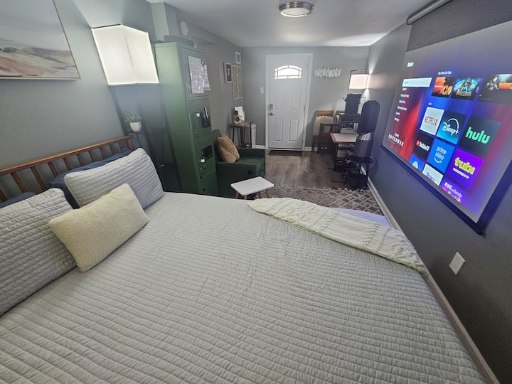 Cozy Studio With 70" Projector & Free Parking - Largo, MD