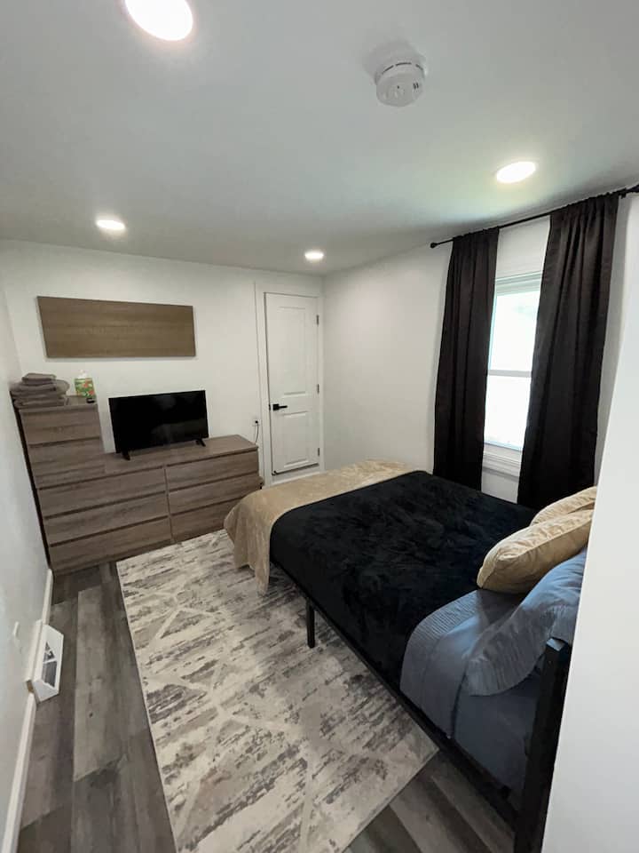 Room With Shared Bath - Berkley, MI