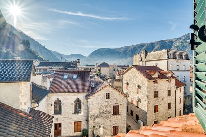 Bright, Chic & Splendid Old Town Rooftop Penthouse - Kotor