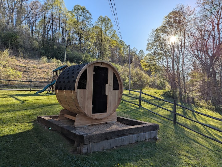Ascension Cabin: Sauna, Hot Tub, Fire Pit - Summersville, WV