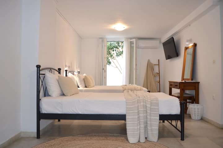 Semi-basement Room In The Center, 100m From Beach - Naxos