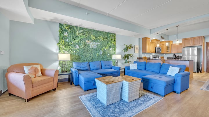 Dells Retreat - Sleeps 8 + Jacuzzi | Waterpark - Wisconsin Dells, WI