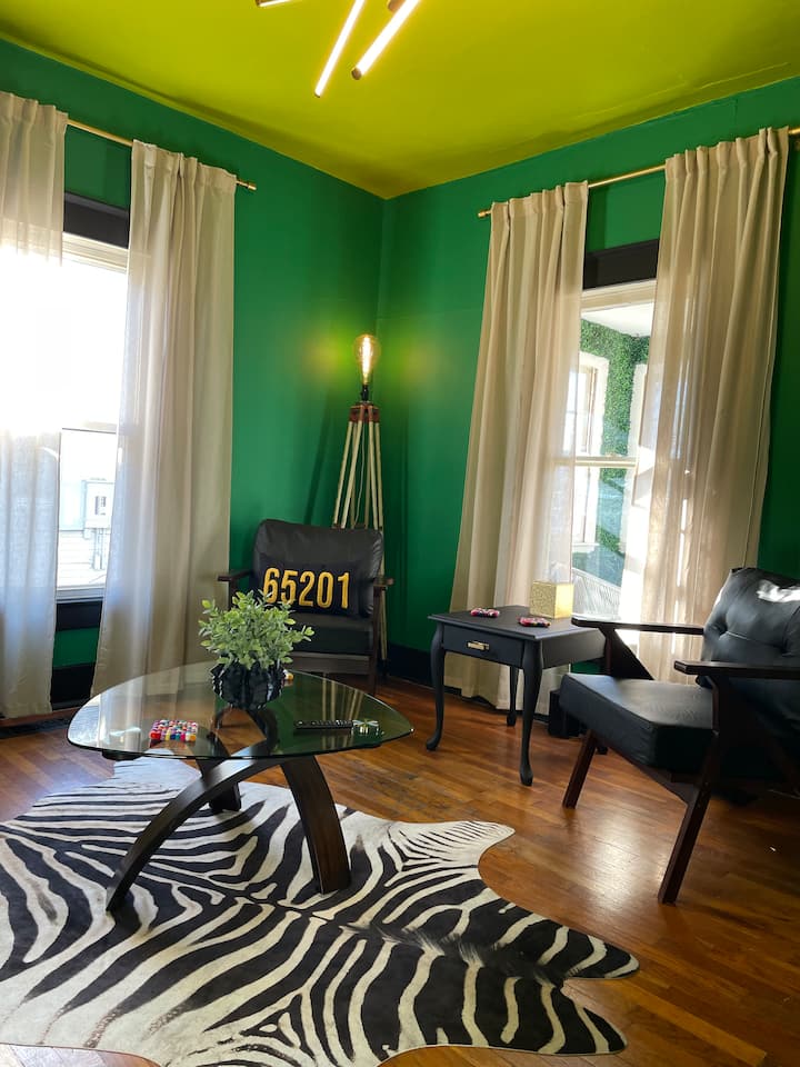 Eclectic Downtown Retreat - Columbia, MO