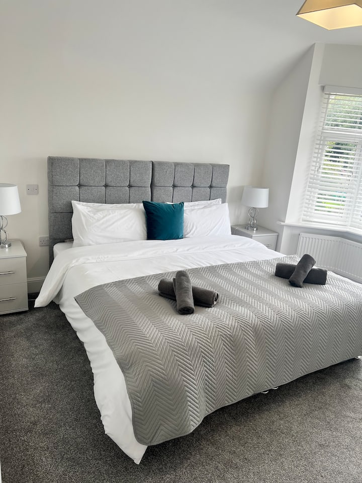 A Beautiful Modern 5 Bedroom - Wiltshire