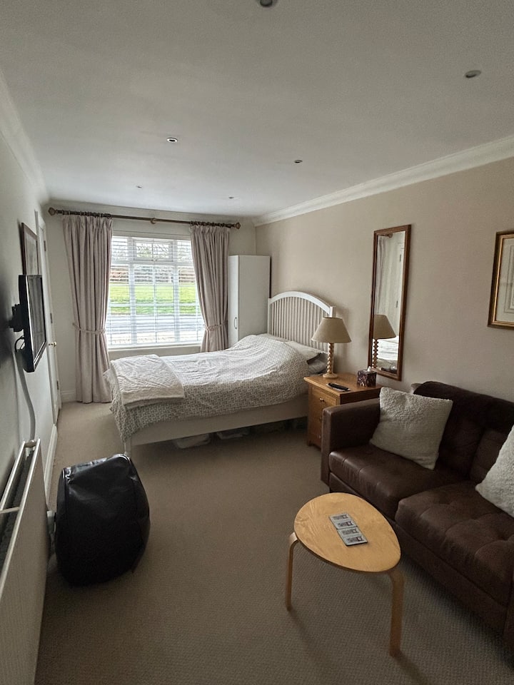 Self Contained - Spacious Studio Local To Windsor - 슬라우