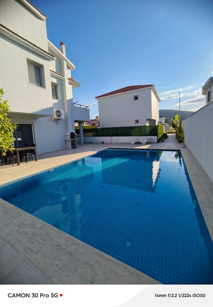 Alaçatı  çAmlık Yolda Mükemmel Villa Sezonluk - Alaçatı
