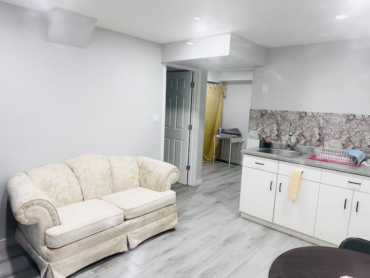 Full Basement- Private Bath And A Queen Bed - Winnipeg