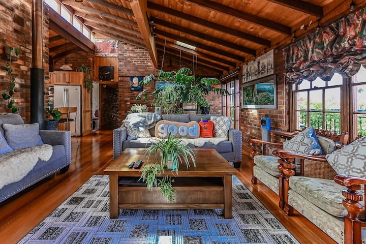 Red Brick Seaview Loft · Green Oasis | Massage - Hobart