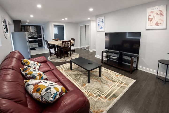 Cozy 3br Bsmt W/private Access & Basketball Court! - 