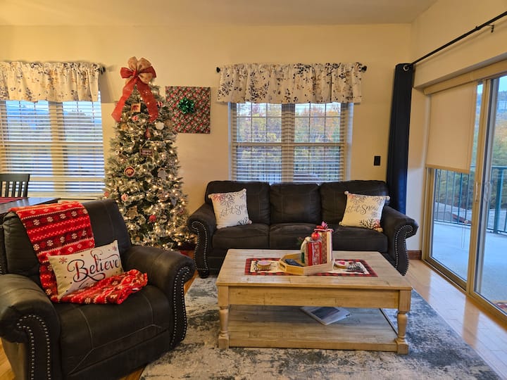 Ground Level, Mountain View, & 1 Mile To Parkway - Pigeon Forge, TN