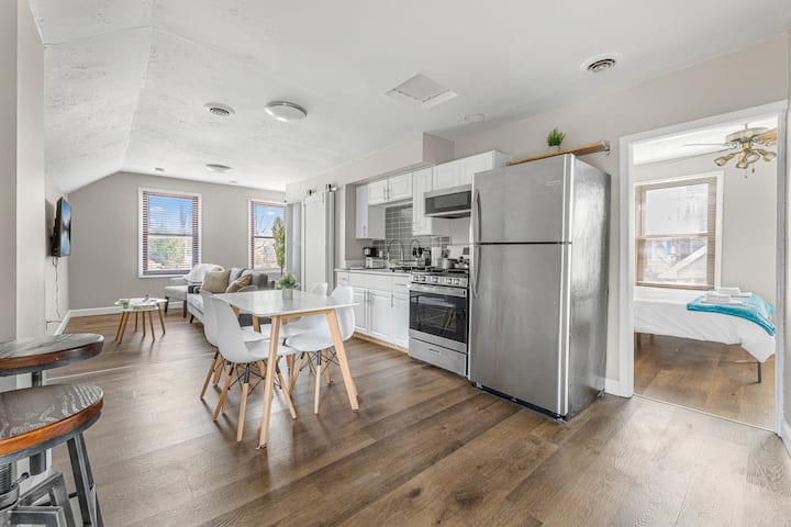 Ohio City · Mins To Dt · Parking · Queen Beds - Cleveland, OH