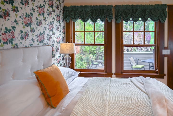 Cowslip's Quiet, Central, Cuckoo-bud Suite - Ashland, OR