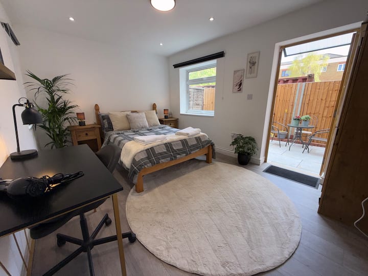 Entire 1-bed Flat With Living & Private Garden - London