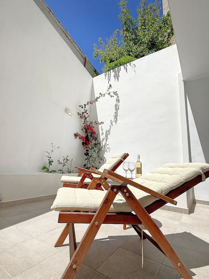 8' To The Beach, 75sq.m 2 Bed Suite W Private Yard - Naxos